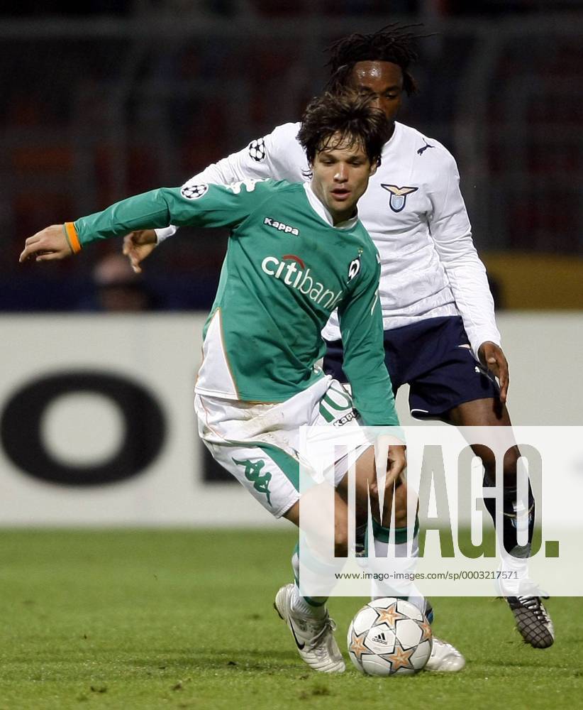 Diego am Ball vor Christian Manfredini Fußball EC 1 Herren Champions ...