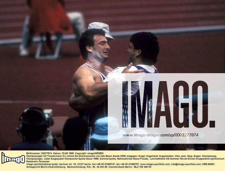 Olympiasieger Ulf Timmermann (li.) nimmt die Glückwünsche von Udo Beyer ...