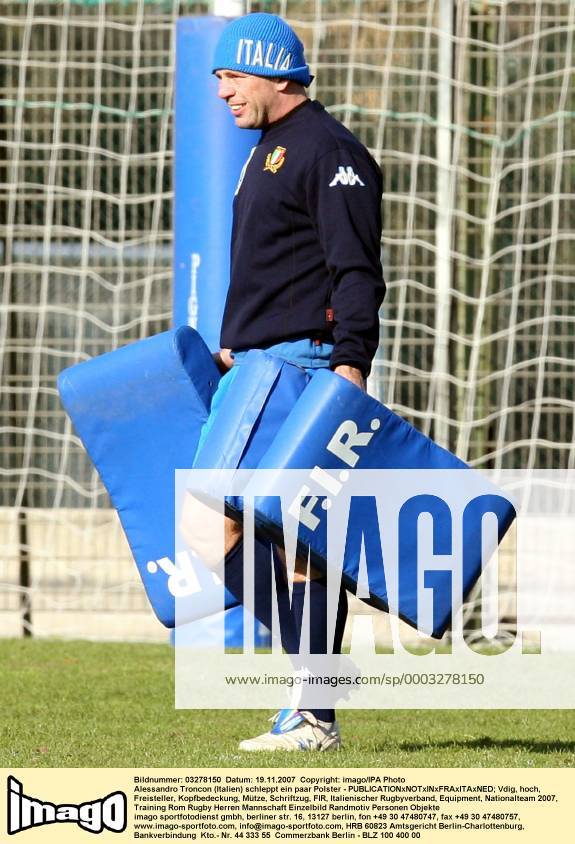 Alessandro Troncon (Italien) schleppt ein paar Polster - Rugby Herren ...