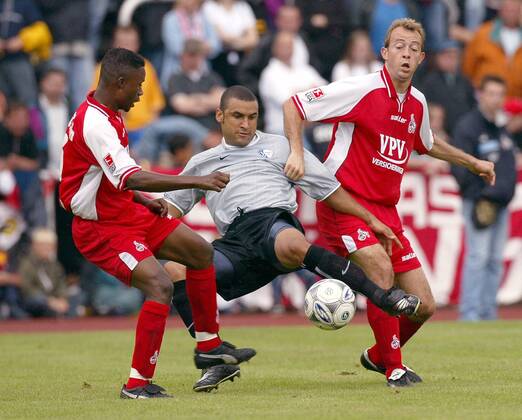 Delron Buckley (Bochum, Mitte) gegen Andrew Sinkala (li.) und Carsten ...