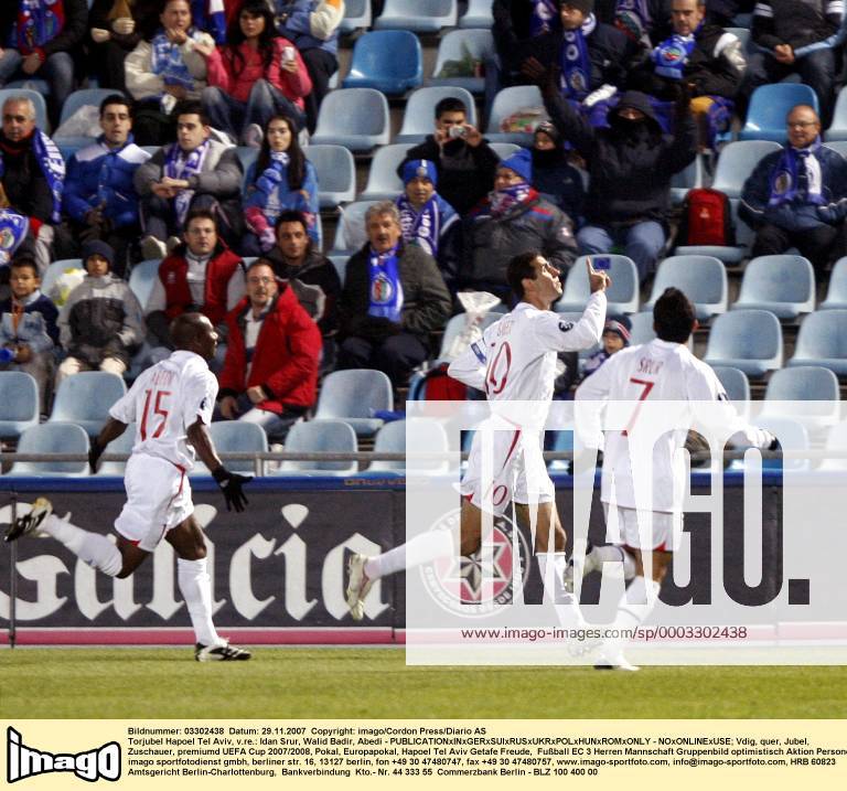 Torjubel Hapoel Tel Aviv, v.re.: Idan Srur, Walid Badir, Abedi ...