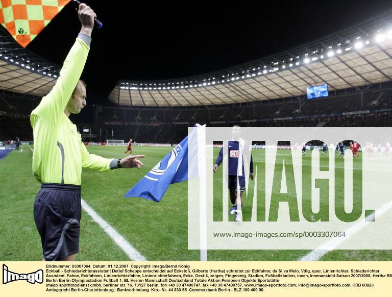 Eckball - Schiedsrichterassistent Detlef Scheppe entscheidet auf ...