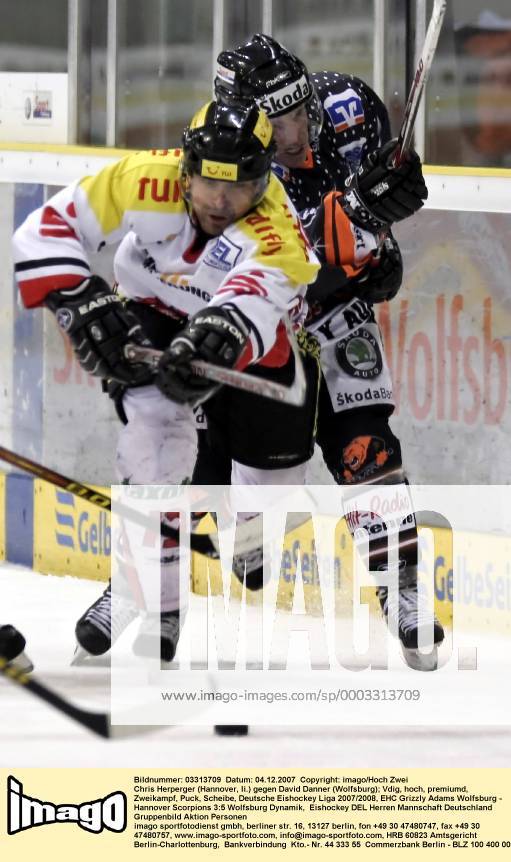 Chris Herperger (Hannover, li.) gegen David Danner (Wolfsburg ...