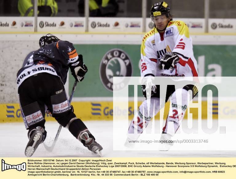 Rene Röthke (Hannover, re.) gegen David Danner (Wolfsburg) Eishockey ...
