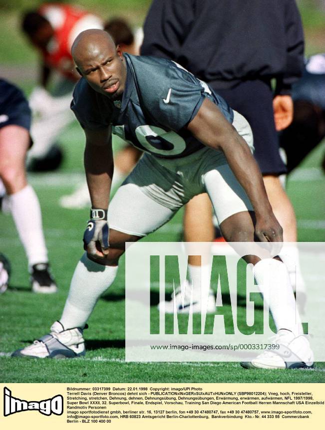 Terrell Davis (Denver Broncos) dehnt sich - (SBP98012204) American ...