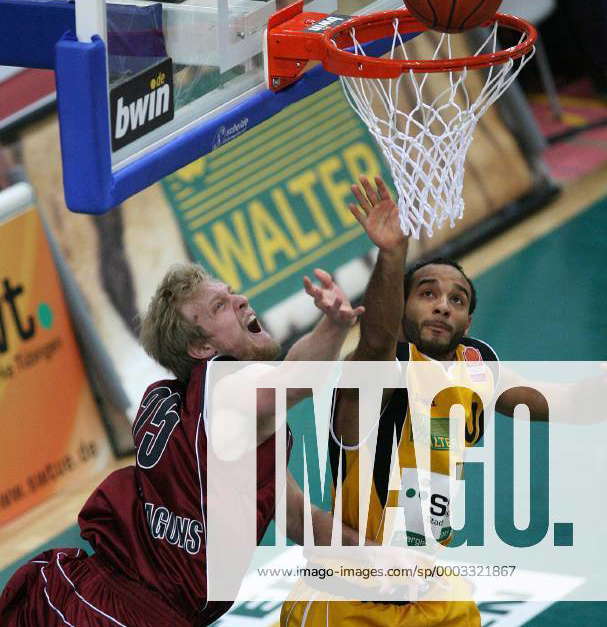 Matt Freije (Quakenbrück, li.) gegen Jay Thomas (Tübingen) Basketball 1 ...