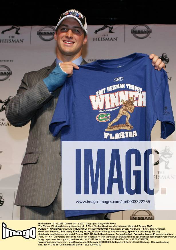 Tim Tebow (Florida Gators) präsentiert ein T Shirt für den Gewinner der ...