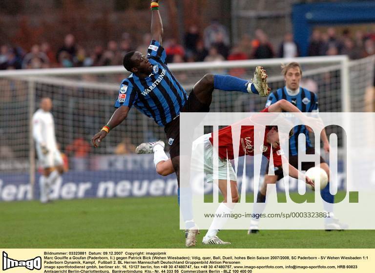 Marc Gouiffe a Goufan (Paderborn, li.) gegen Patrick Bick (Wehen ...