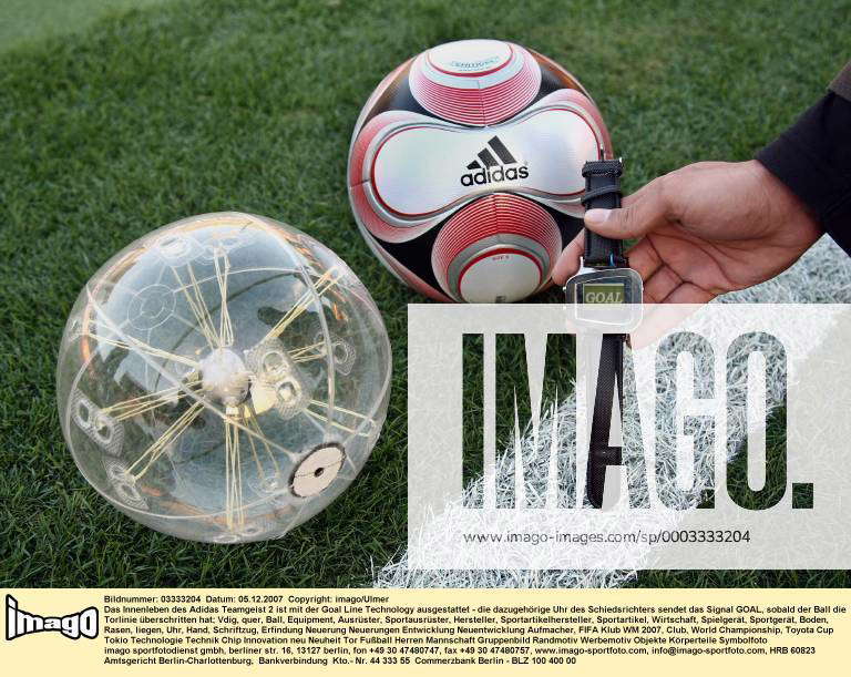 Das Innenleben des Adidas Teamgeist 2 ist mit der Goal Line Technology ...