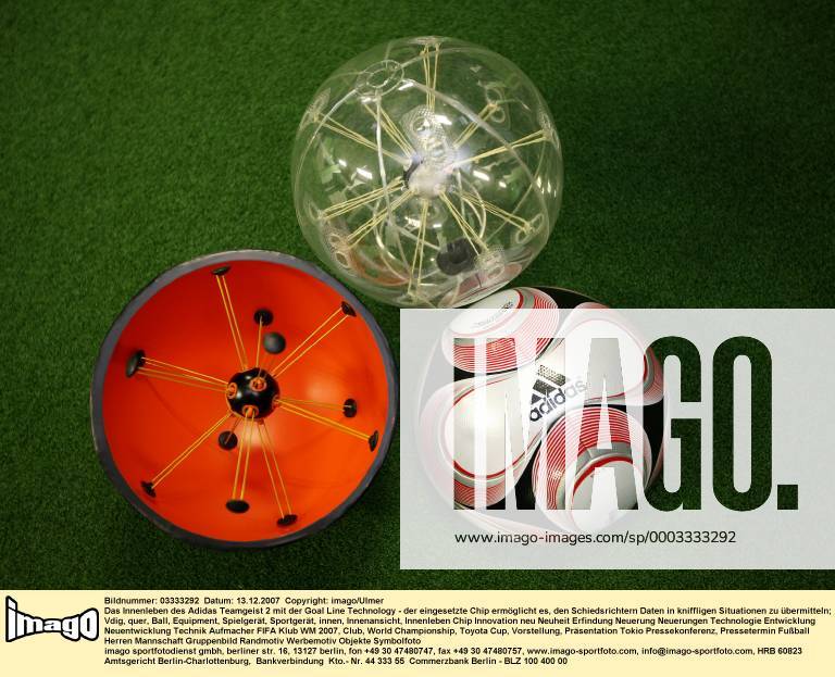 Das Innenleben des Adidas Teamgeist 2 mit der Goal Line Technology ...