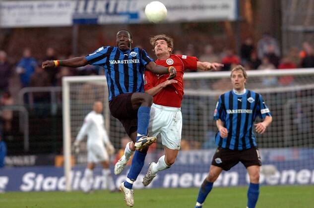 Marc Gouiffe a Goufan (Paderborn, li.) gegen Patrick Bick (Wehen ...