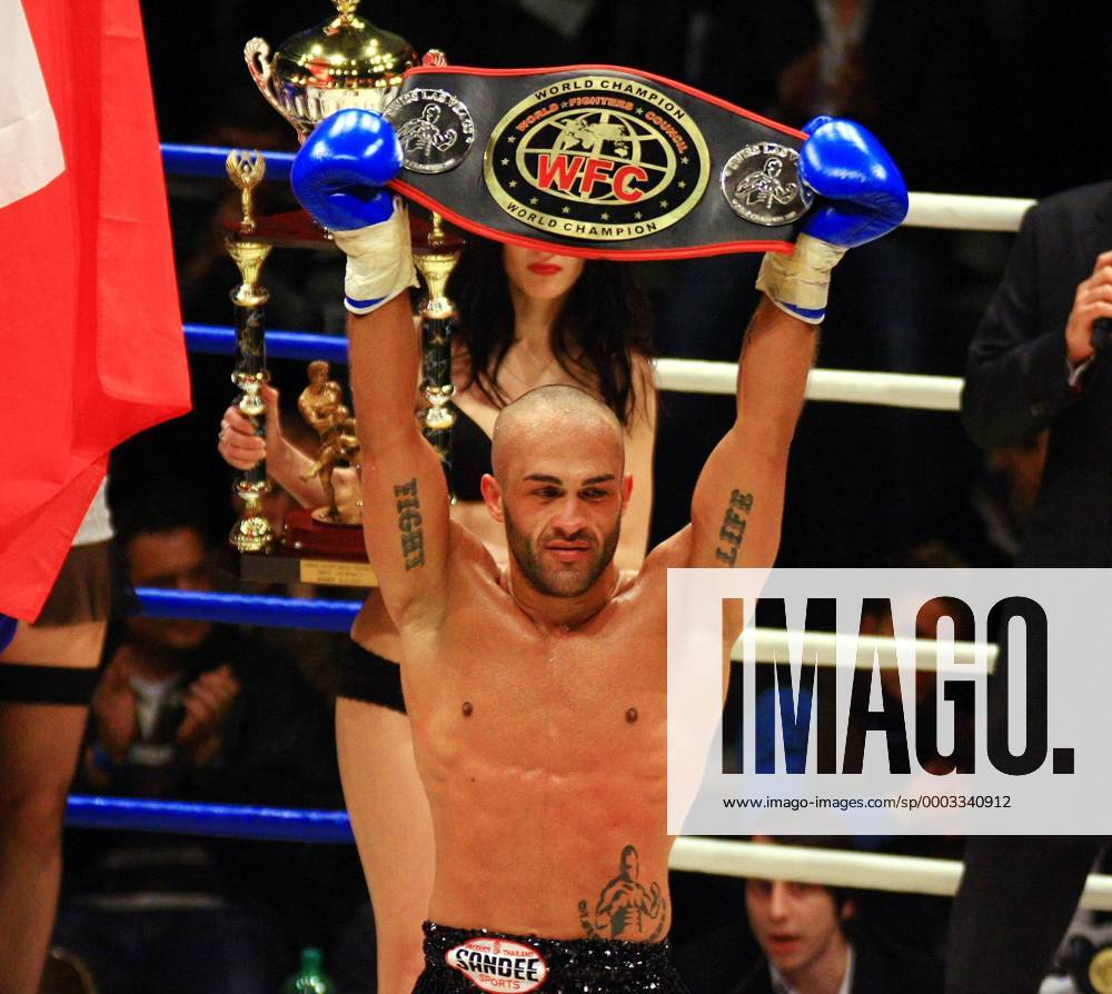 Weltmeister Paulo Balicha (Schweiz) präsentiert stolz den Siegergürtel ...