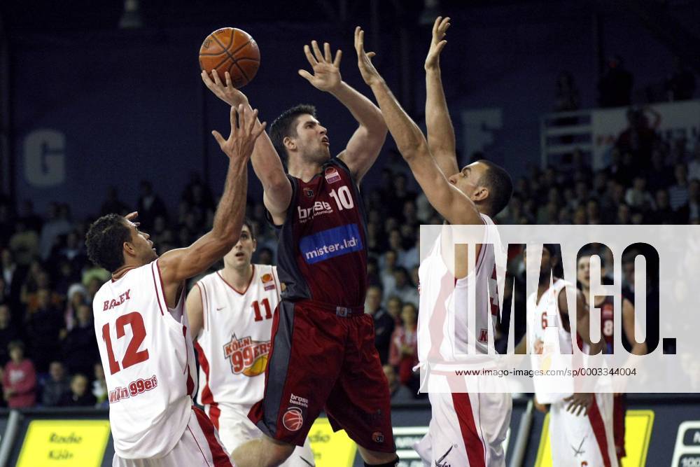 Darren Fenn (Bamberg, Mitte) gegen Yassin Idbihi (re.) und Toby Bailey ...