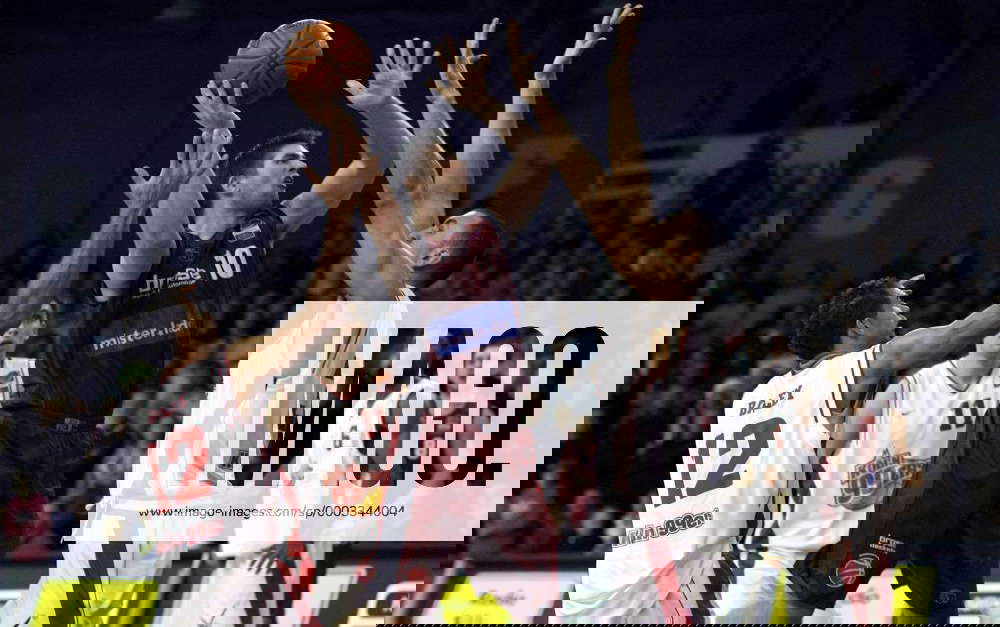 Darren Fenn (Bamberg, Mitte) gegen Yassin Idbihi (re.) und Toby Bailey ...