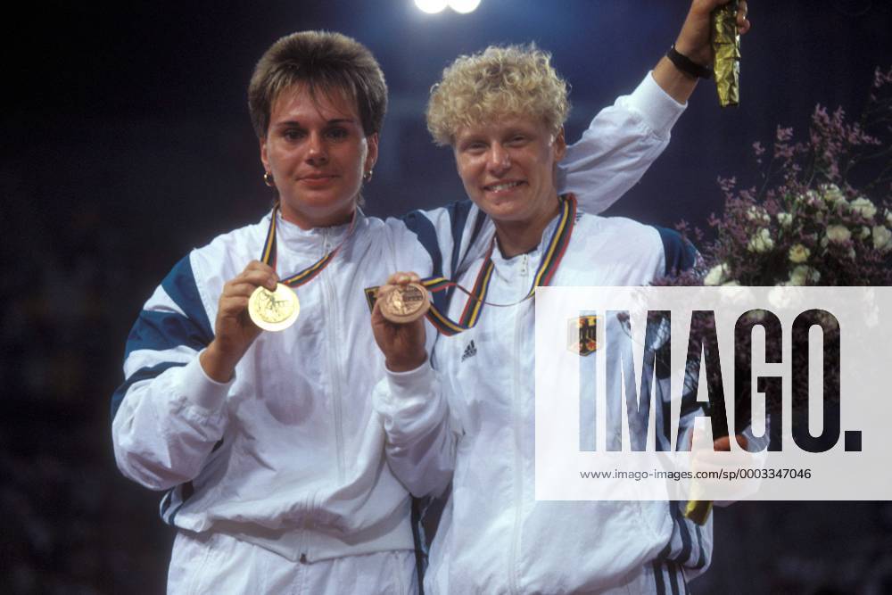 Silke Renk (li.), Speerwurf Olympiasiegerin 1992, und Karen Forkel ...