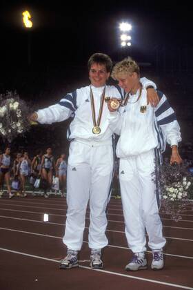Silke Renk (li.), Speerwurf Olympiasiegerin 1992, und Karen Forkel ...