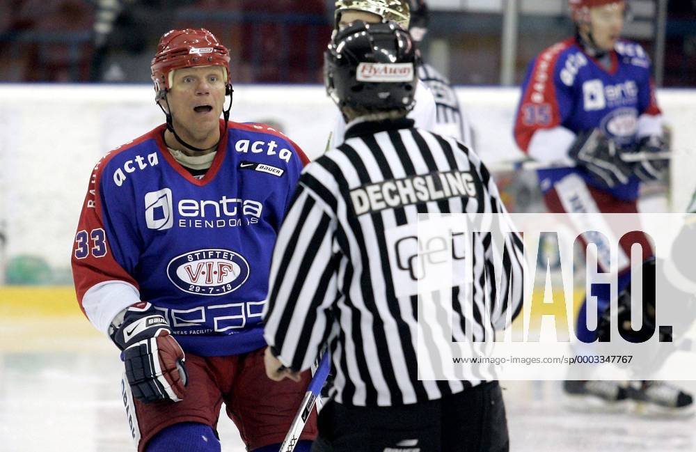 Oystein Olsen (Valerenga, li.) im Gespräch mit linesman Anders ...