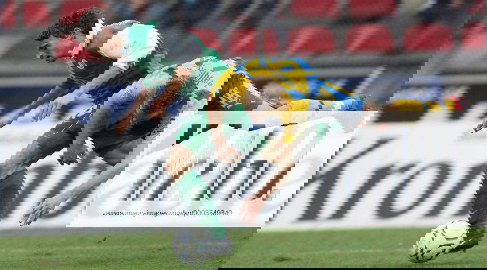 Dennis Riemer (Wolfsburg II, li.) bringt Lars Fuchs (Braunschweig) zu ...