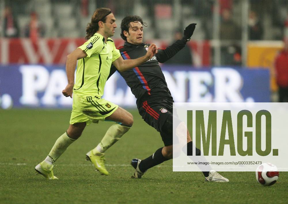 Athanasios Prittas (Aris Thessaloniki, li) gegen Luca Toni (Bayern) Fußball EC 3 Herren UEFA Cup