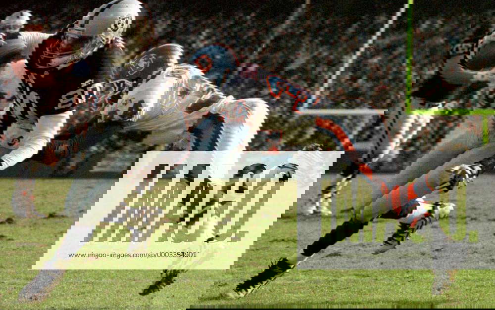 Daryl Hobbs (Oakland Raiders, li.) gegen Tyrone Braxton (Denver Broncos ...