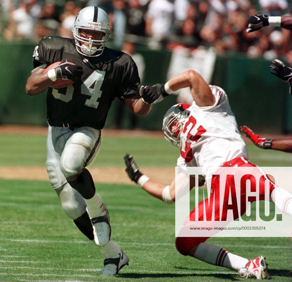 Jermaine Williams (Oakland Raiders, li.) gegen Zack Walz (Arizona ...