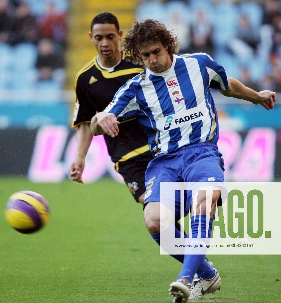 Fabricio Coloccini (La Coruna, re.) gegen Ricardo Oliveira (Saragossa ...