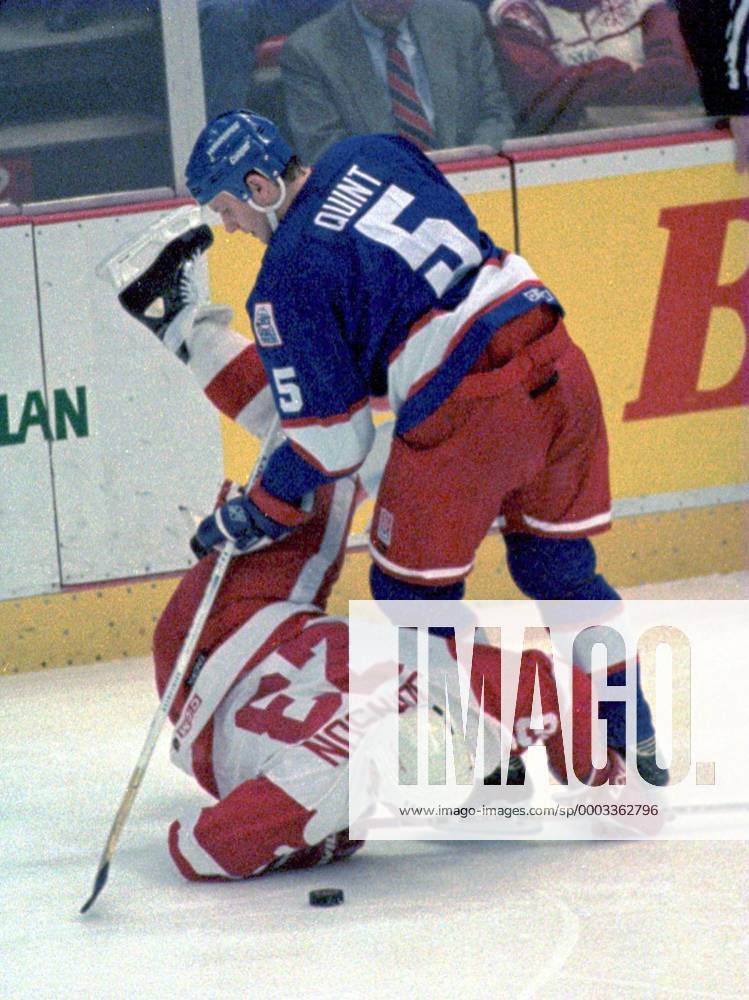 Deron Quint (Winnipeg Jets, oben) gegen Greg Johnson (Detroit Red Wings ...