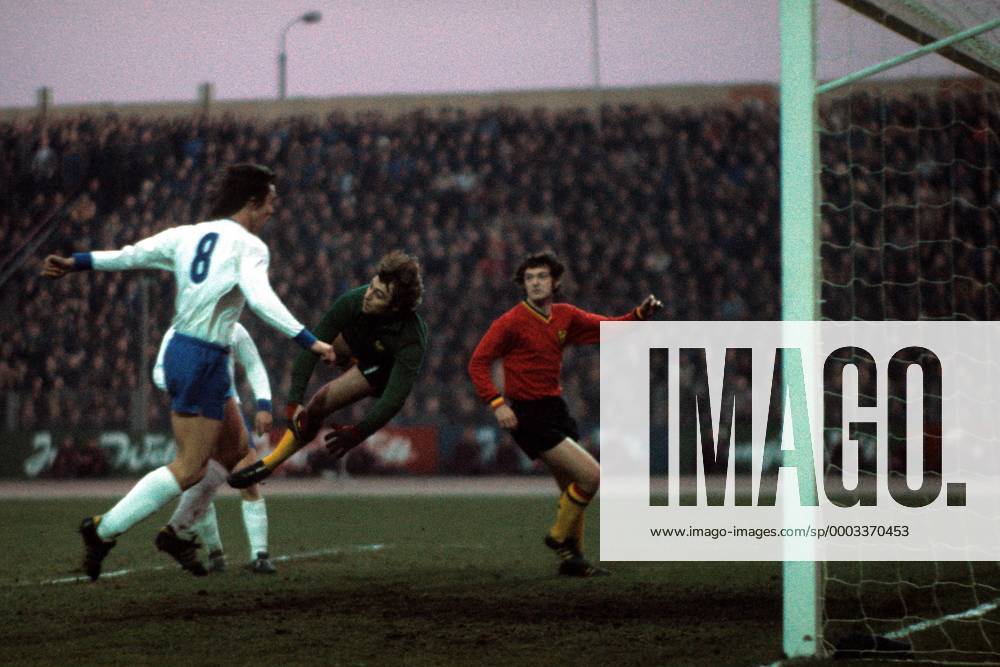 Jürgen Sparwasser (DDR, li.) gegen Torwart Christian Piot (Belgien ...