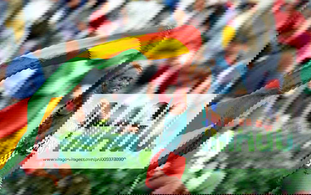 Fatuma Roba (Äthiopien), Marathon Olympiasiegerin 1996, dreht eine ...