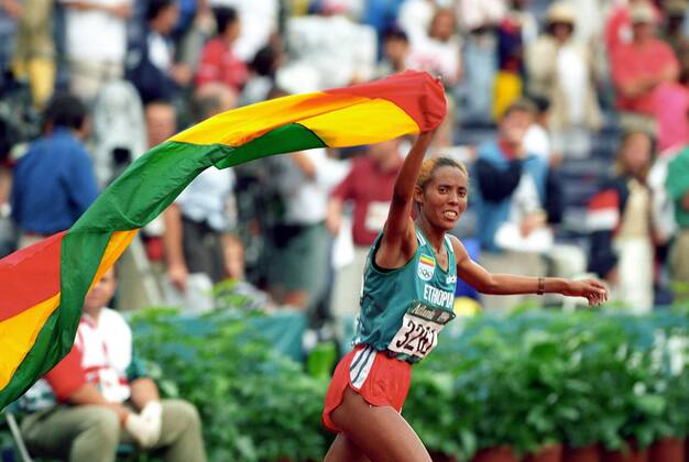 Fatuma Roba, Marathon Olympiasiegerin 1996, dreht eine Ehrenrunde mit ...