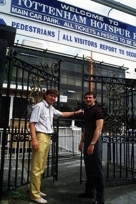 Clive Allen und Paul Allen bei der Platzpflege - Fußball Herren English ...