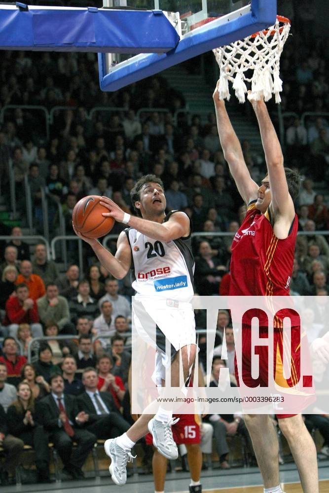 Mithat Demirel (Bamberg, li.) gegen Erazem Lorbek (Rom) Basketball EC 1 ...