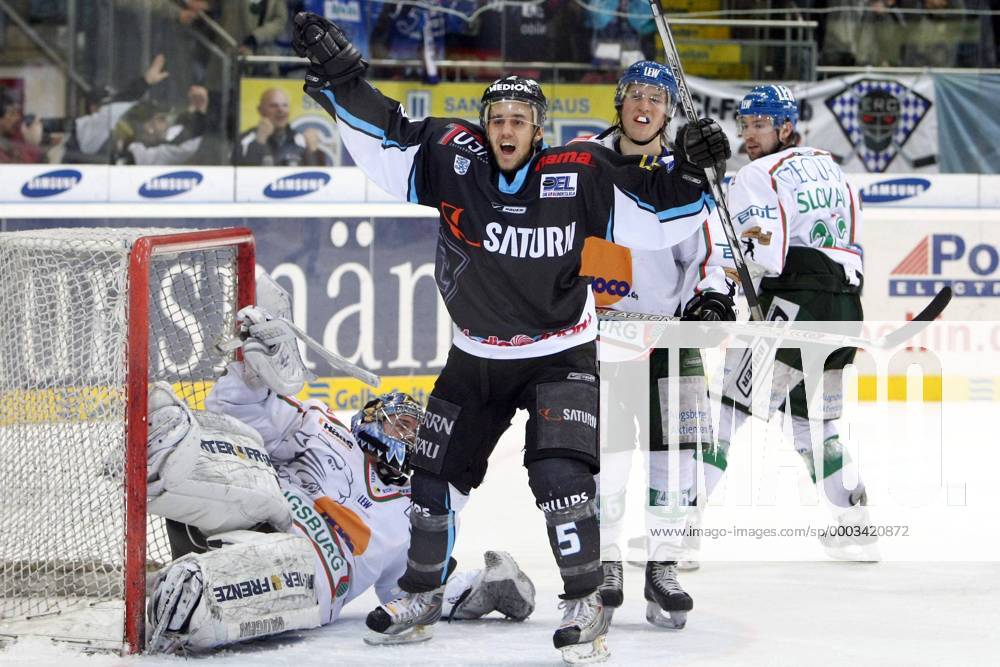 Torschütze Felix Schütz (Ingolstadt, 2.v.li.) jubelt, Torwart Patrick ...