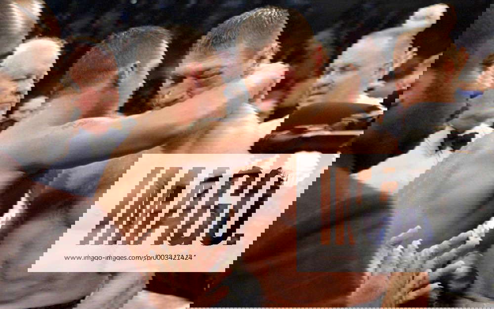 Mike Mollo (USA, li.) gratuliert Andrzej Golota (Polen) zum Sieg - Y ...