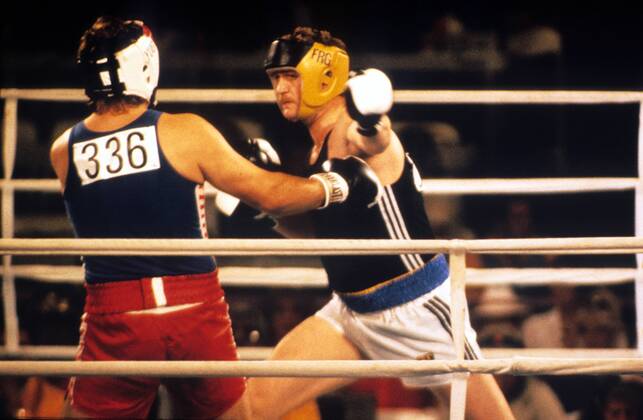 Peter Hussing (BR Deutschland, re.) gegen Salihu Azis (Jugoslawien) Boxen OS Sommer Herren