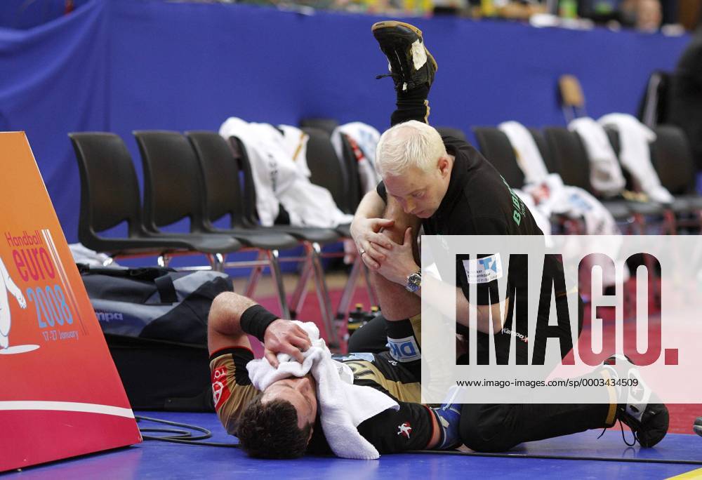 Florian Kehrmann wird von Physiotherapeut Jan Knoblauch (beide ...