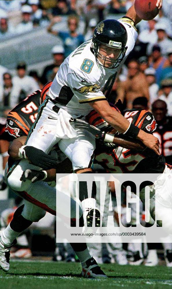 Mark Brunell (Jacksonville Jaguars, Mitte), Andre Collins und Sam Shade ...