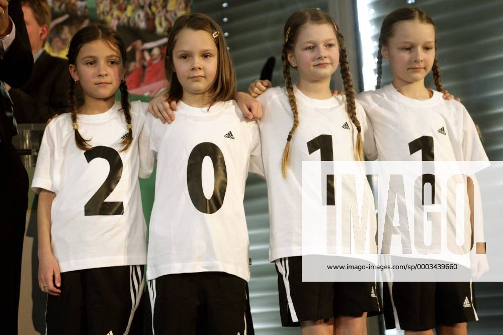 Vier junge Mädchen als Models anlässlich der Büro Eröffnung des OK FIFA ...
