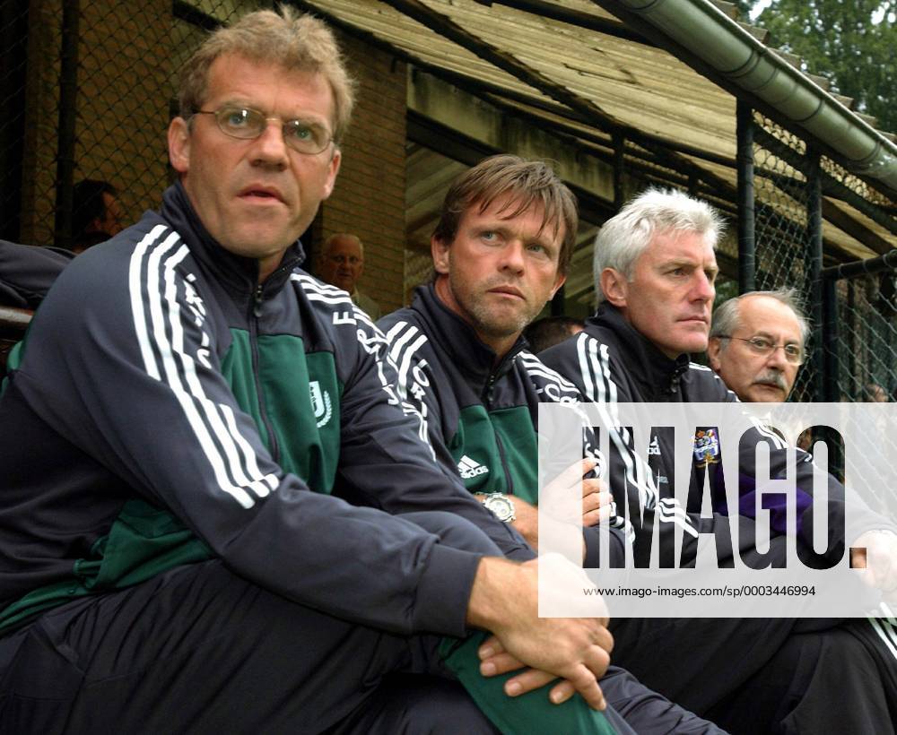 Trainerbank Anderlecht, v.li.: Jacky Munaron, Trainer Franky ...