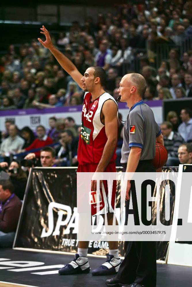 Seamus Boxley (Gießen, li.) gibt Anweisungen, daneben Schiedsrichter ...