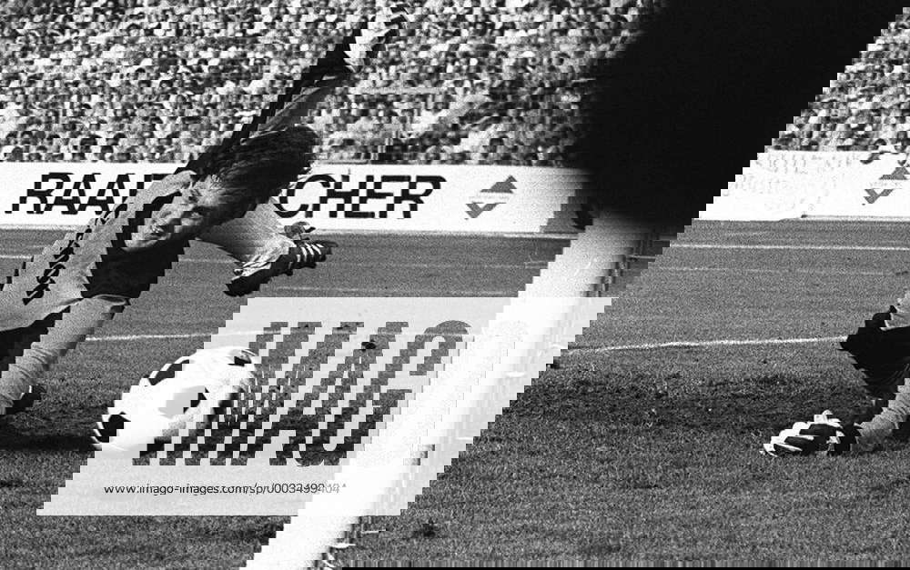 Torwart Helmut Roleder (Stuttgart) streckt sich nach dem Ball Fußball 1 ...
