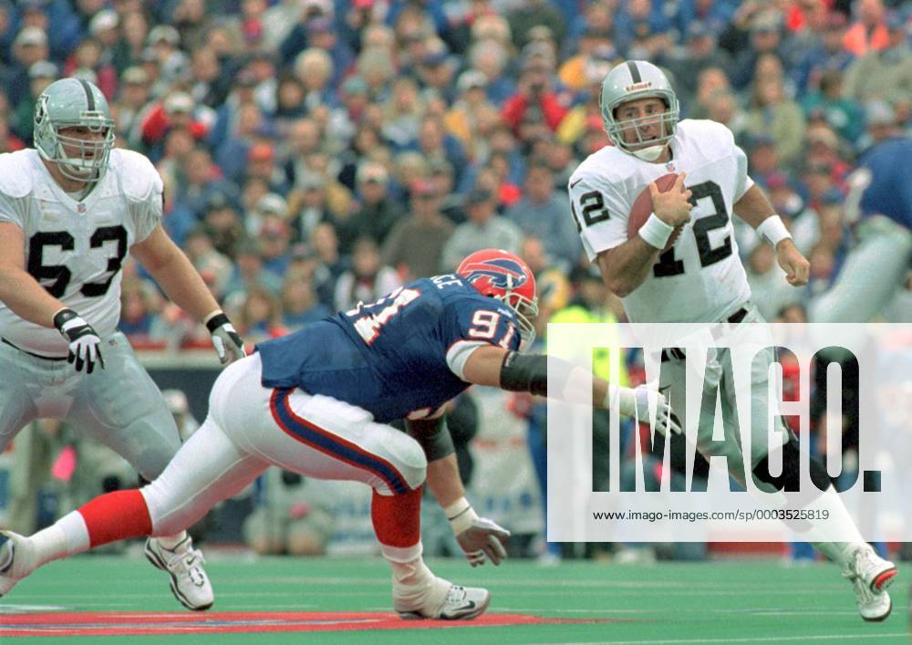 Rich Gannon (Oakland Raiders, re.) gegen Shawn Price (Buffalo Bills ...