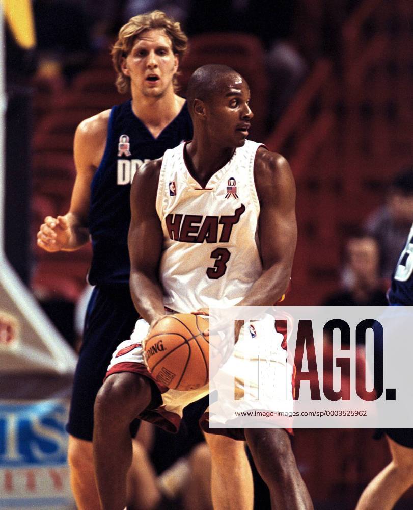 LaPhonso Ellis gegen Dirk Nowitzki - Basketball Herren NBA 2001 2002 ...