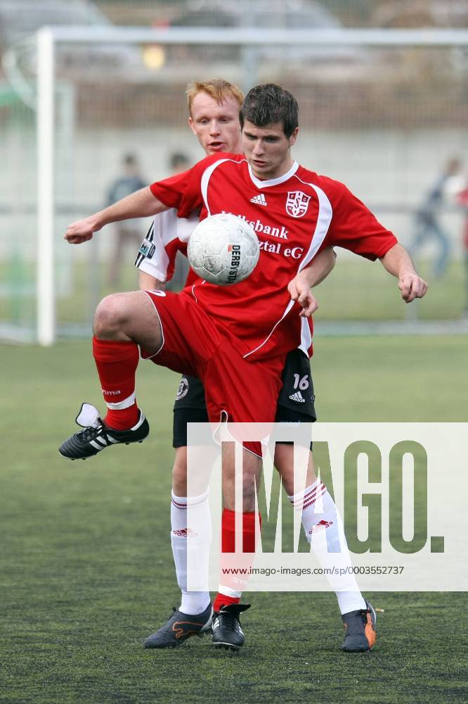 Florian Kneissl (FC Fürth, vorn) gegen Robby Zingle (Wald Michelbach ...