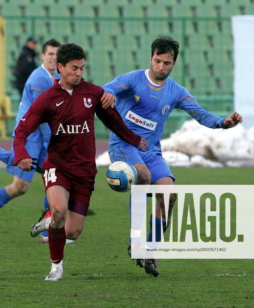Albin Pelak (Zeljeznicar Sarajevo, re.) gegen Muhamed Dzamkic (FK ...