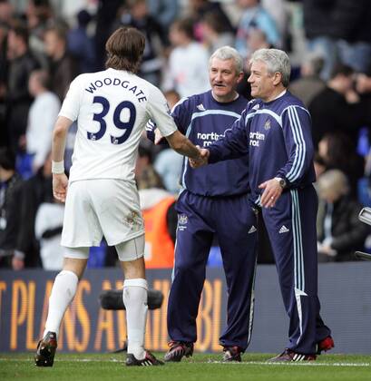 Trainer Kevin Keegan und Co-Trainer Derek Fazackerley verfolgen ...