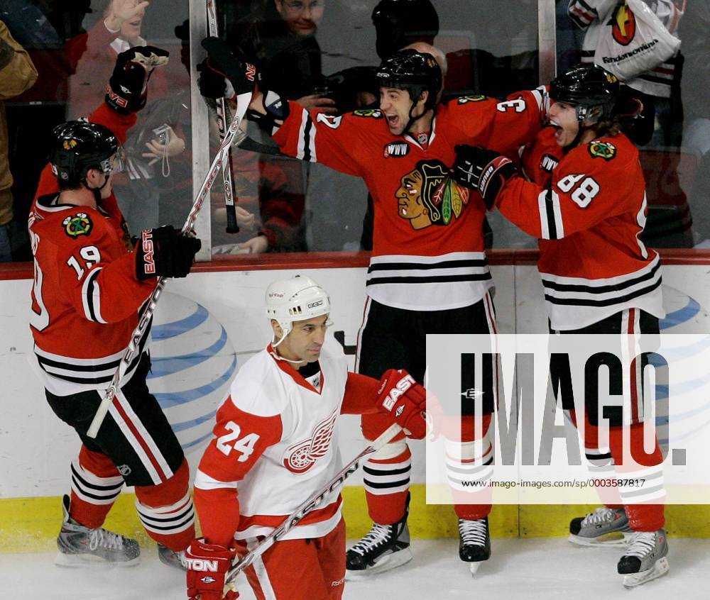 Adam Burish (2.v.re.) und Patrick Kane (re., beide Chicago Blackhawks ...