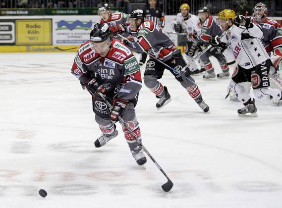 Andreas Renz am Puck Eishockey DEL Herren Deutsche Eishockey Liga 2003 ...
