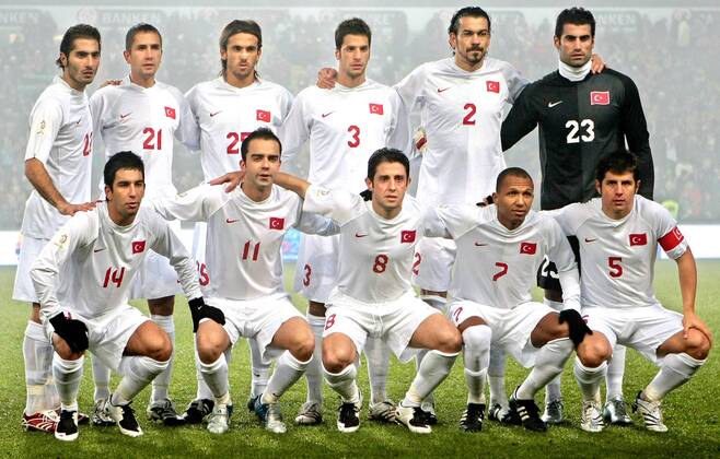 Mannschaftsfoto Türkei, hi.v.li.: Hamit Altintop, Gökhan Zan, Hakan ...