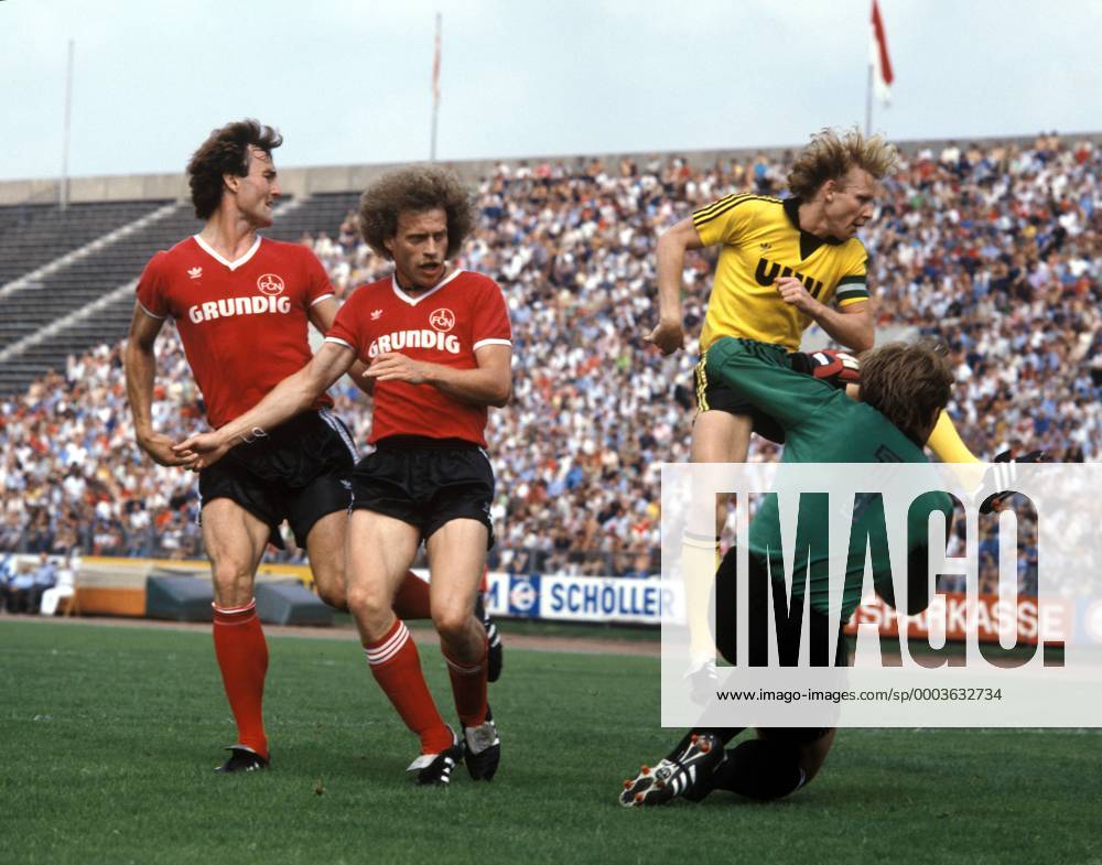 Manfred Burgsmüller gegen Torwart Bernhard Hartmann, daneben Peter ...